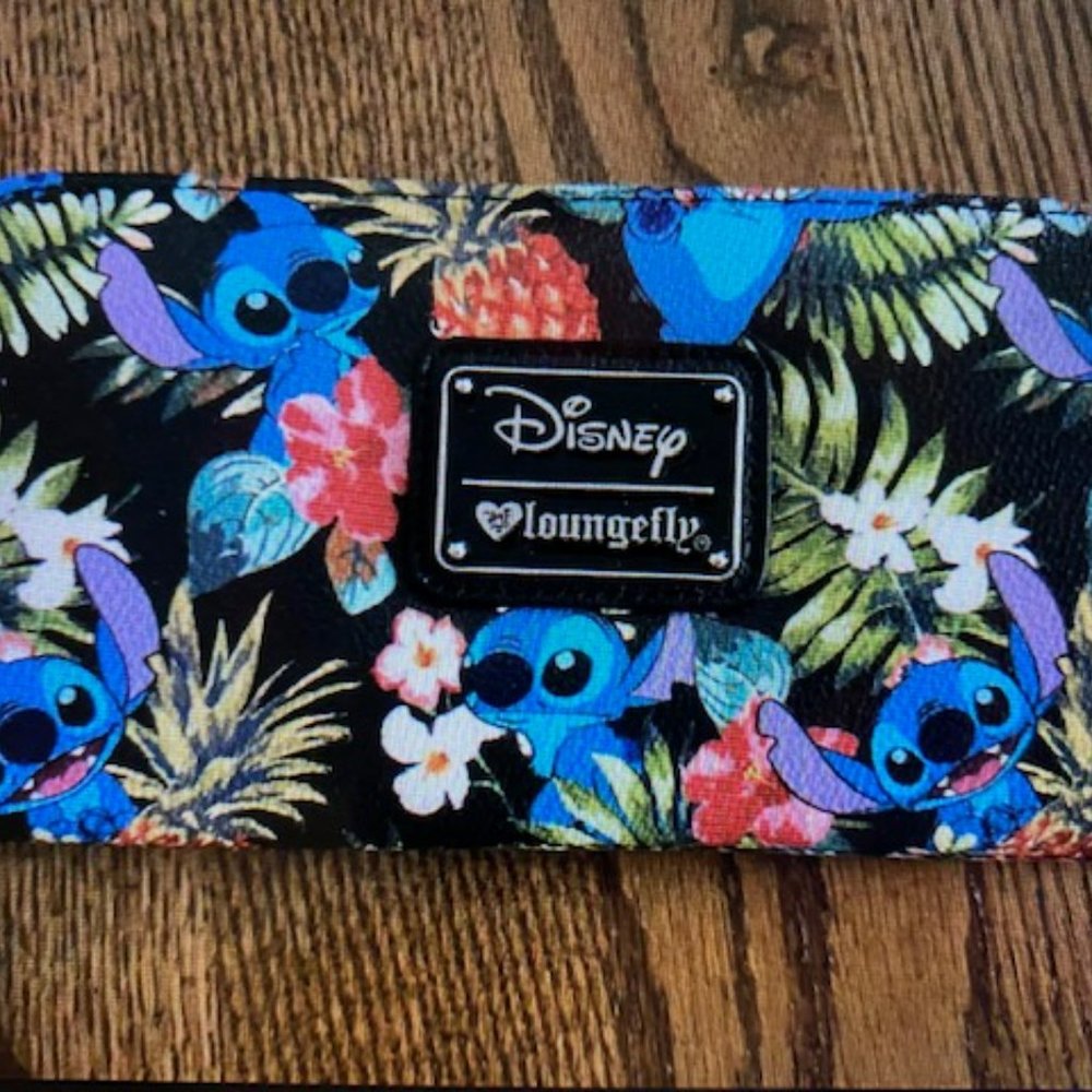 Loungefly Hawaiian Pebbled Stitch Purse & Wallet - Gem